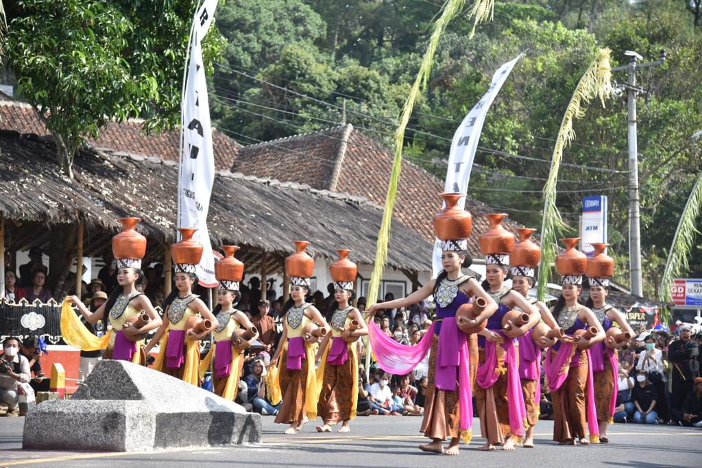Upacara “Puncak” Seren Taun diGelar, Berbagai Kesenian Di Tampilkan. – Pemerintah Kabupaten Kuningan